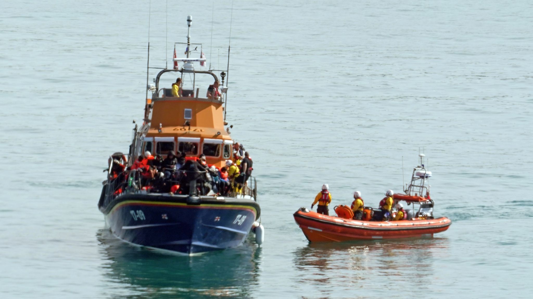 Video appears to show French police using aggressive tactics against ...
