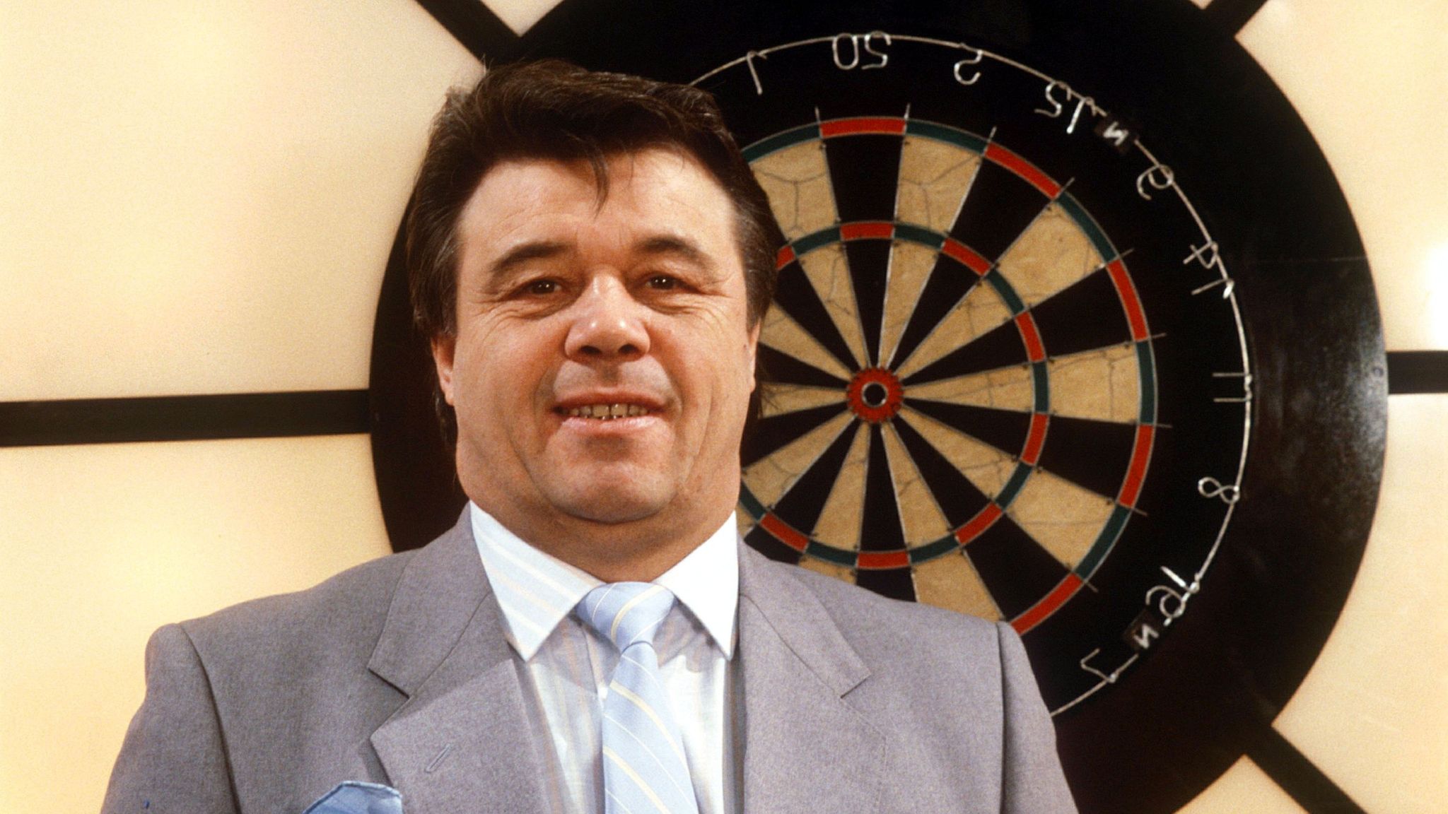 Tony Green: Bullseye darts legend dies aged 85 after battle with ...