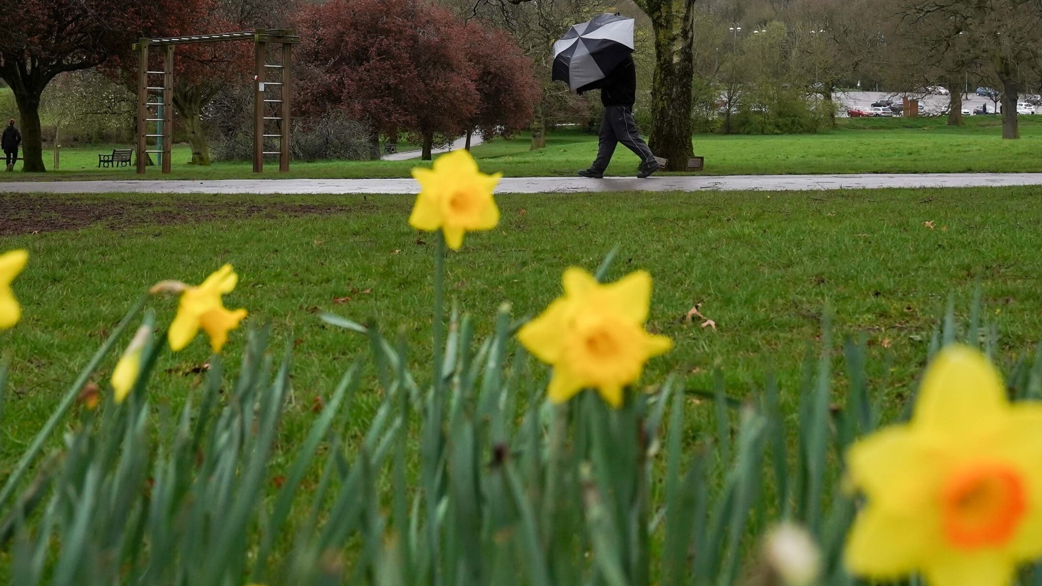 Easter weekend weather: London to be 'warmer than Madrid' despite wind ...