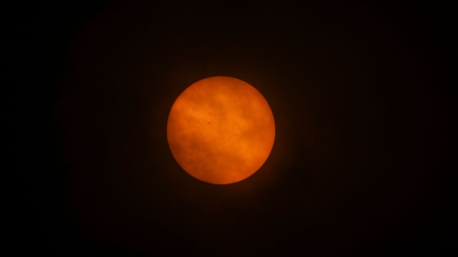 Total solar eclipse plunges stretch of North America into darkness ...