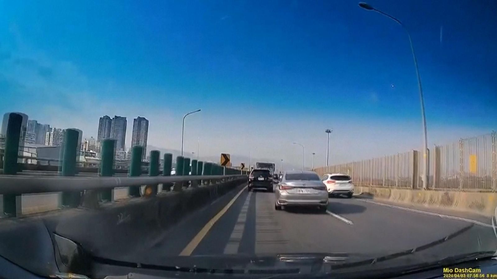 Taiwan earthquake: Dashcam captures highway jolting up and down during ...