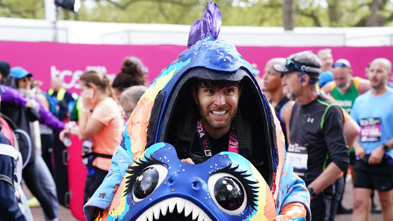 London Marathon runners break 44 records - as host of famous faces ...