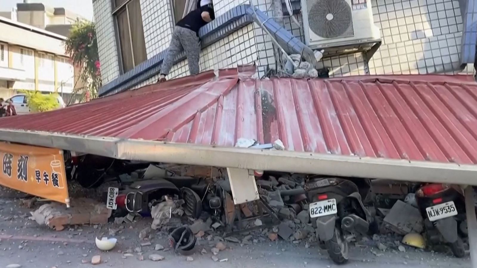 Taiwan: Scores trapped as video shows moment country hit by biggest ...