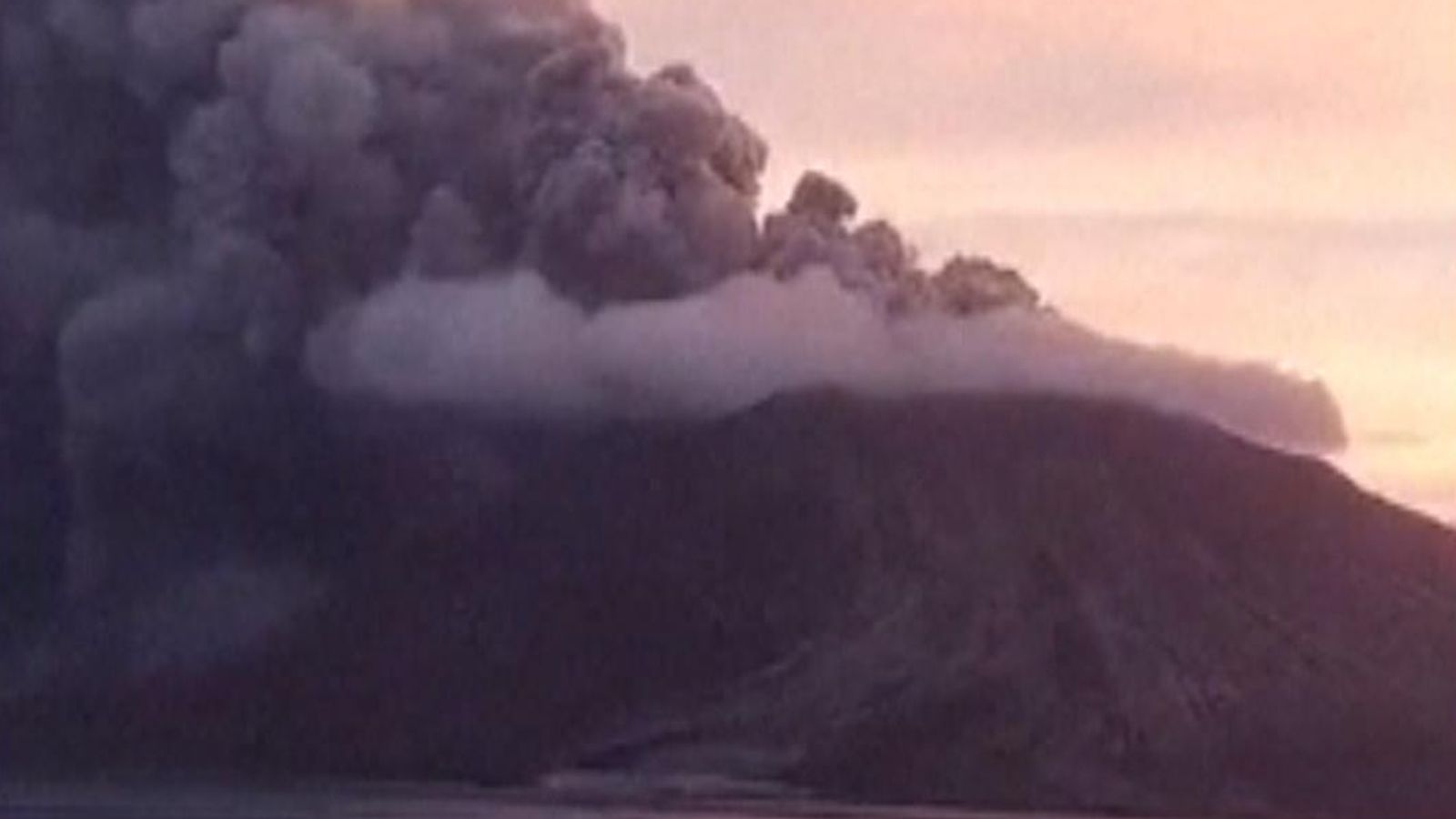 Indonesian volcanic eruption: Mount Ruang erupts again forcing ...