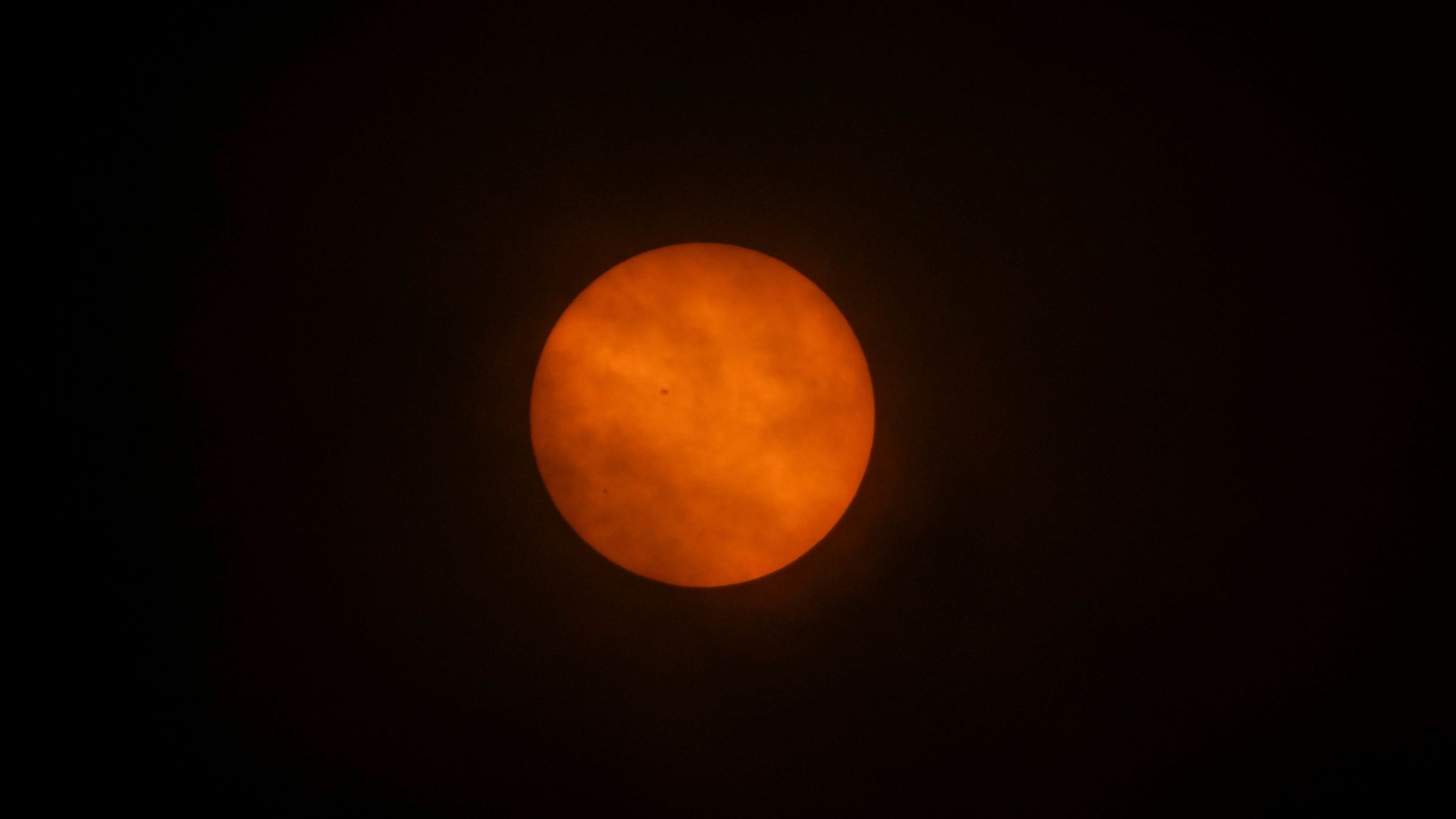 Total solar eclipse plunges stretch of North America into darkness ...