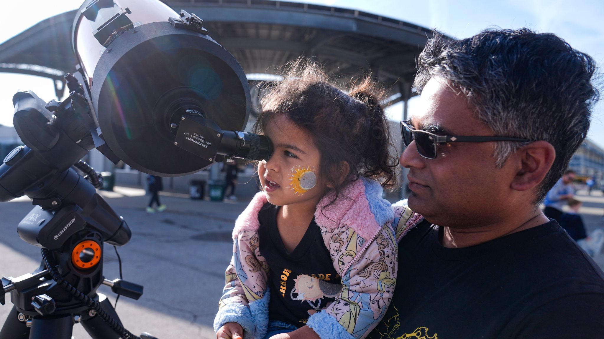 Total solar eclipse plunges stretch of North America into darkness ...