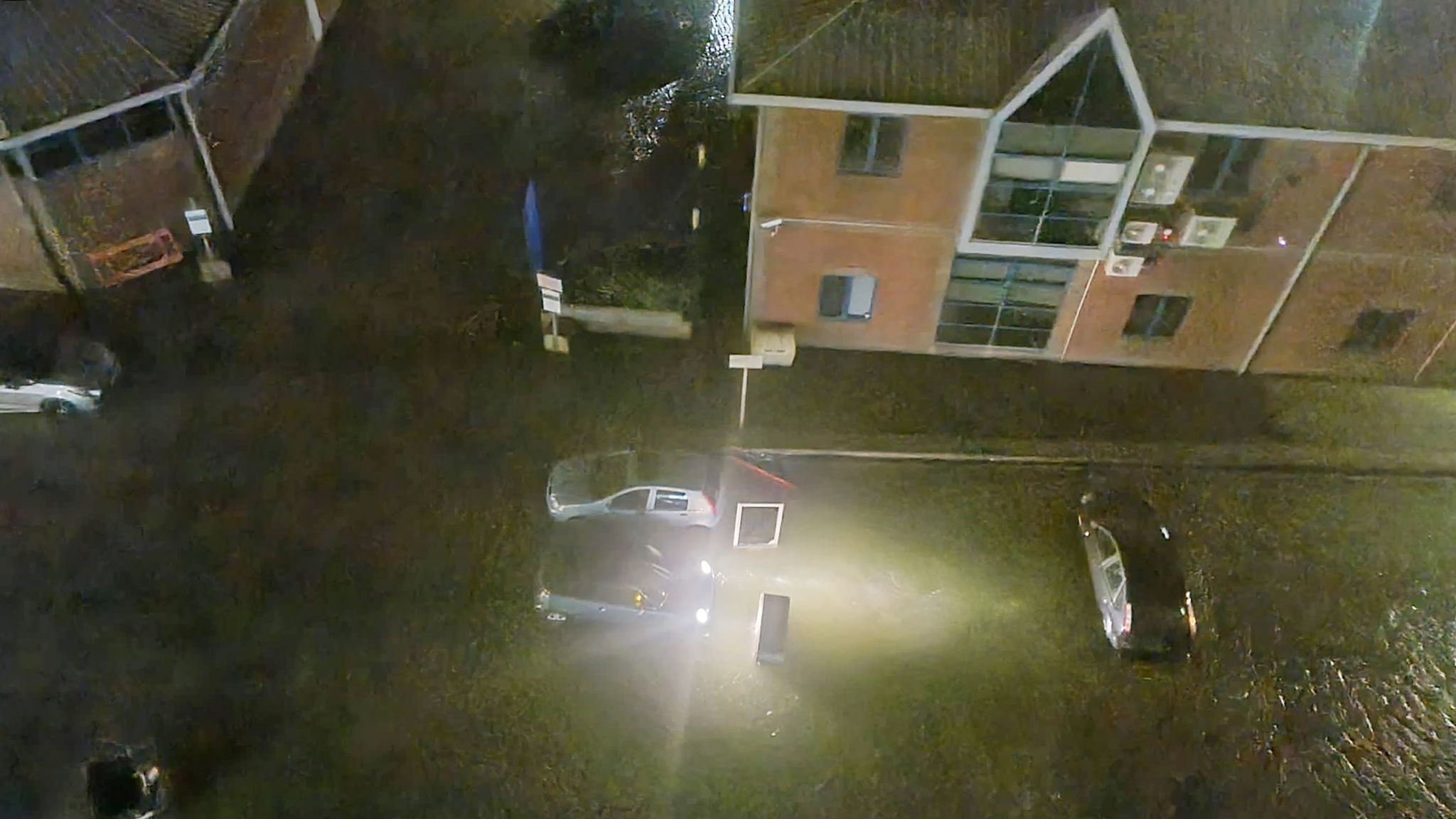 'Scary' West Sussex flooding: Rescuers warn public to 'get to high ...