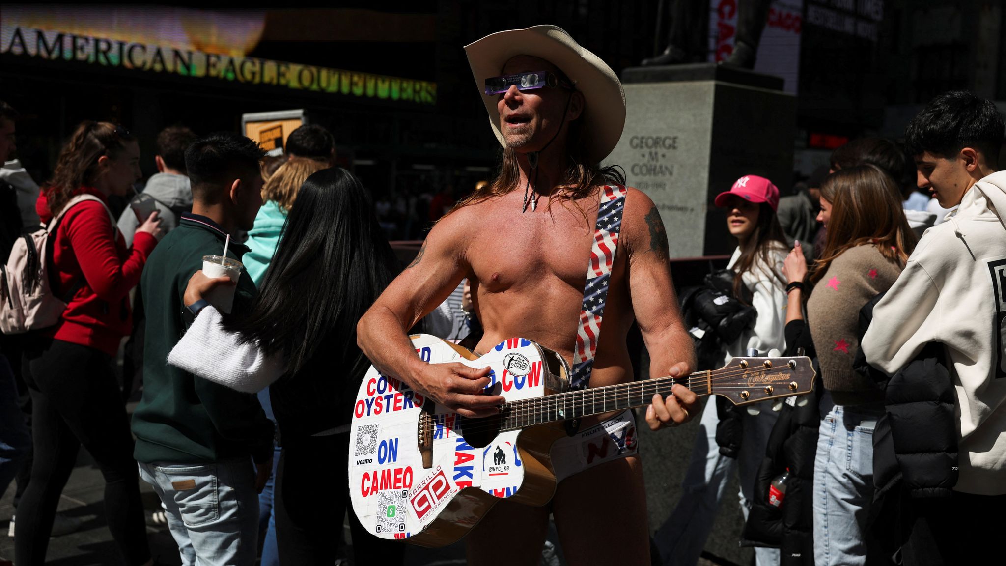 Total solar eclipse plunges stretch of North America into darkness ...