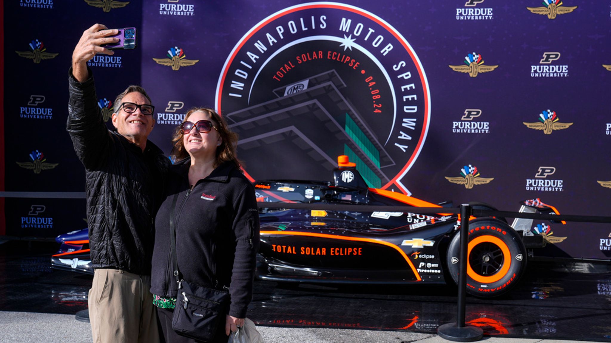 Tears and goosebumps as total eclipse watchers pack iconic Indianapolis ...