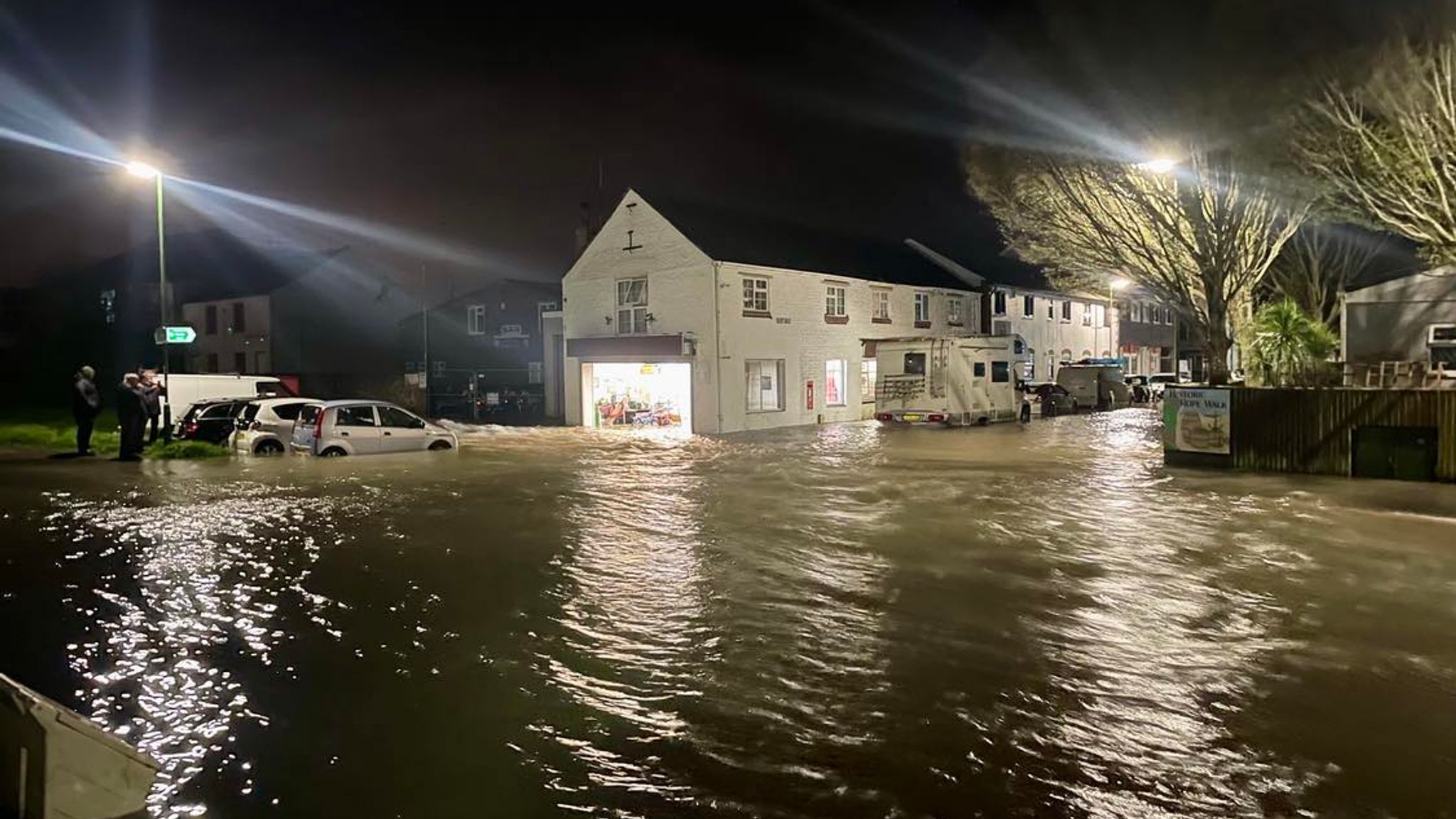 'Scary' West Sussex flooding: Rescuers warn public to 'get to high ...