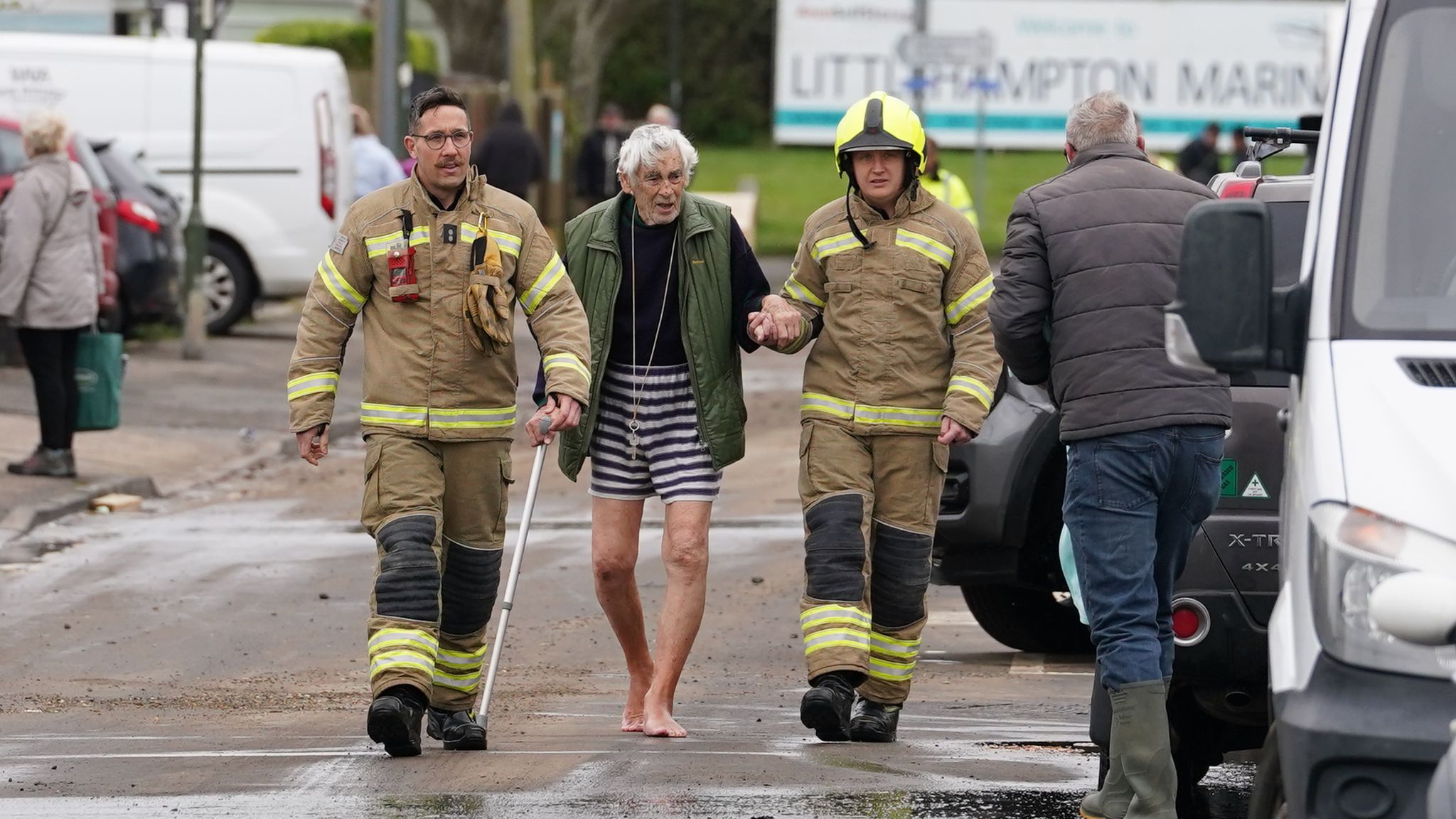 'Scary' West Sussex flooding: Rescuers warn public to 'get to high ...