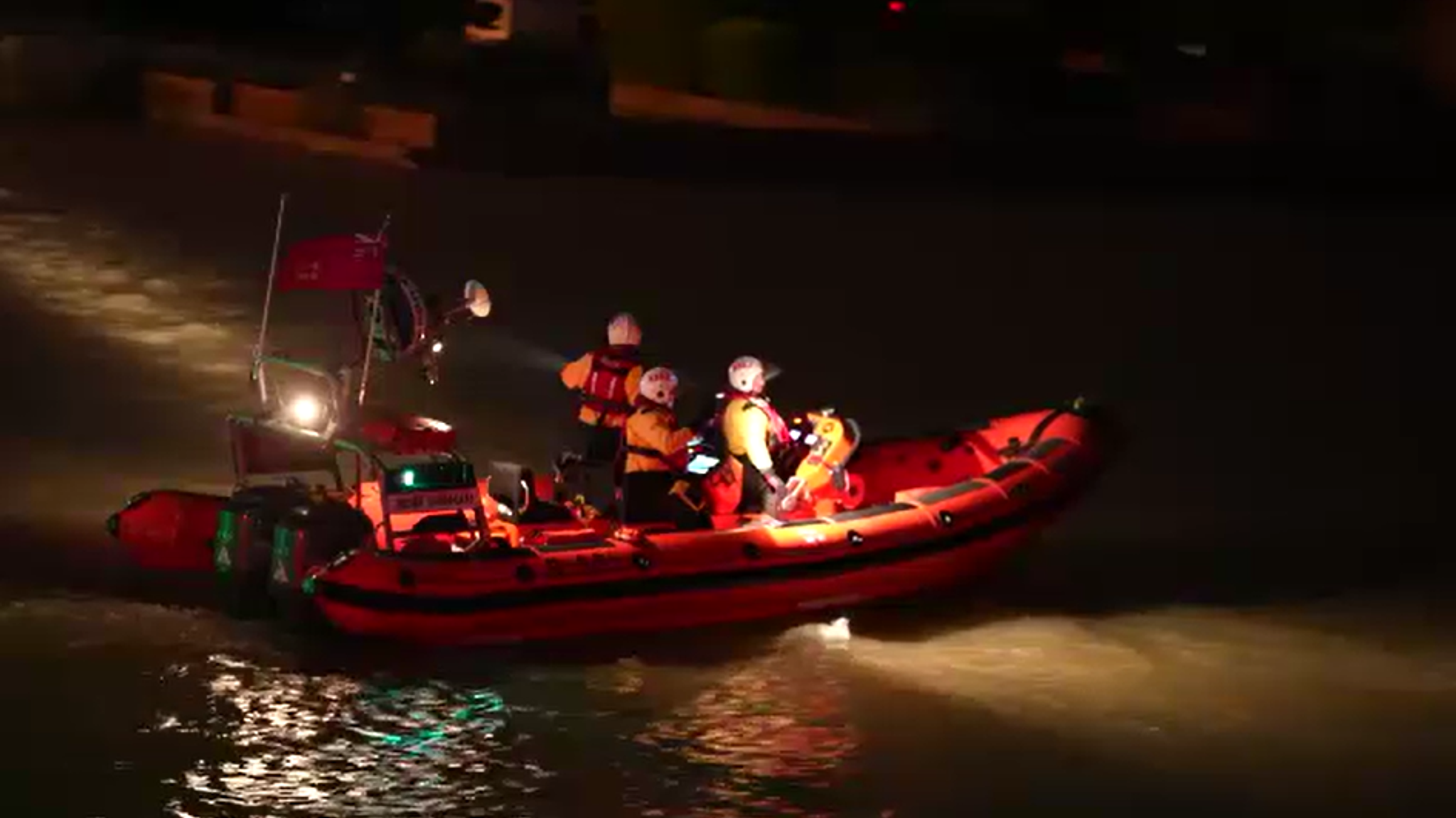 'Scary' West Sussex flooding: Rescuers warn public to 'get to high ...