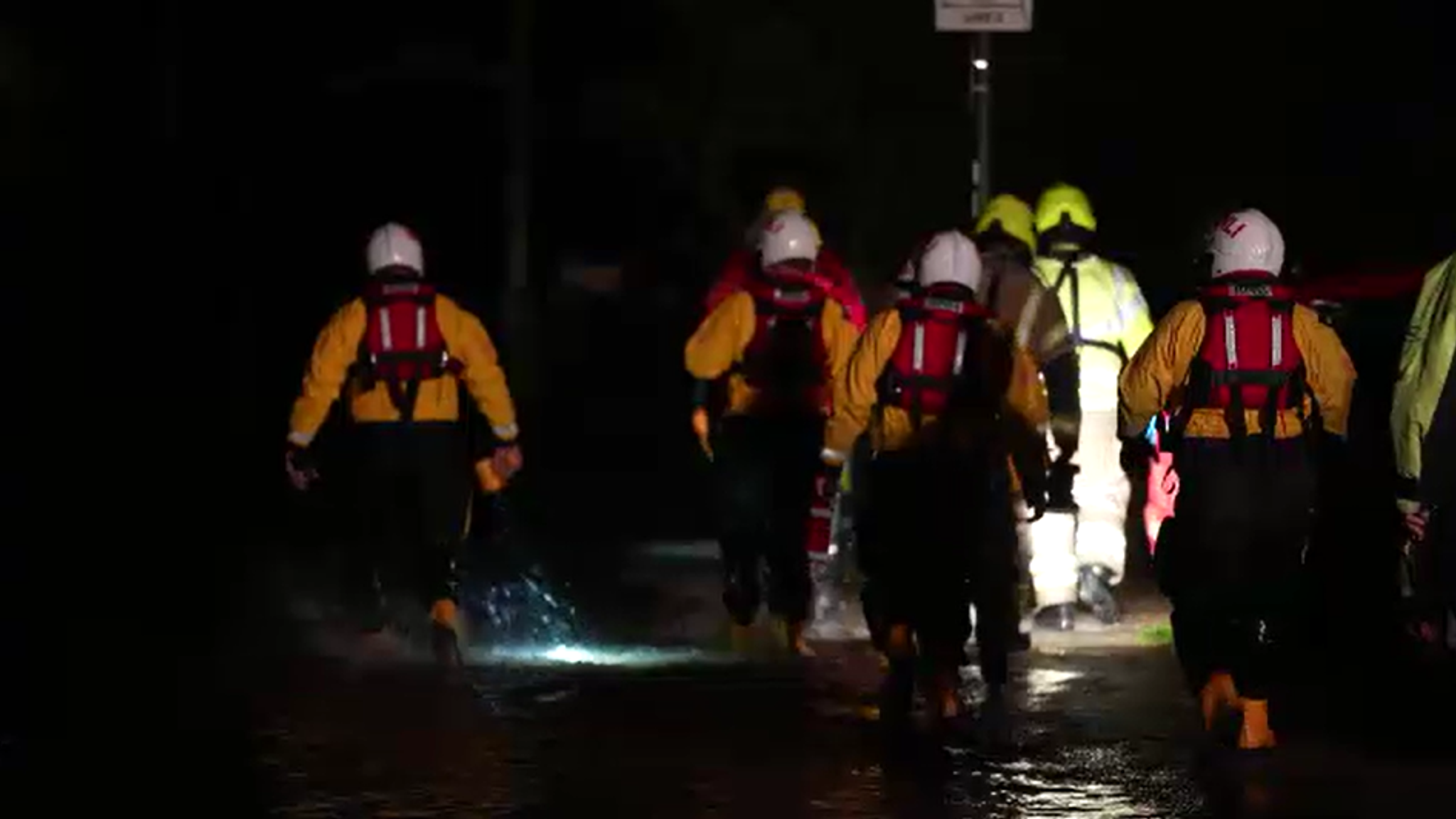 'Scary' West Sussex flooding: Rescuers warn public to 'get to high ...