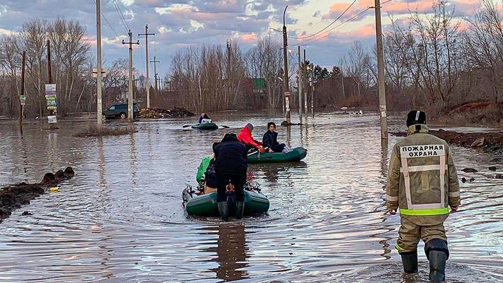 Russia floods: Thousands forced to flee homes after melting snow ...