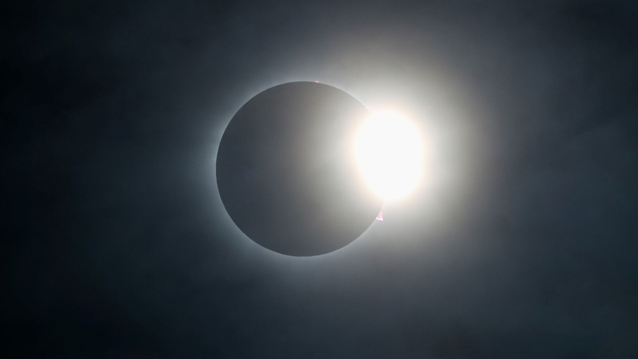 Total solar eclipse plunges stretch of North America into darkness ...