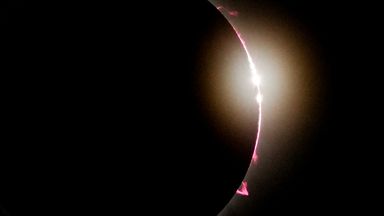 Total solar eclipse plunges stretch of North America into darkness ...