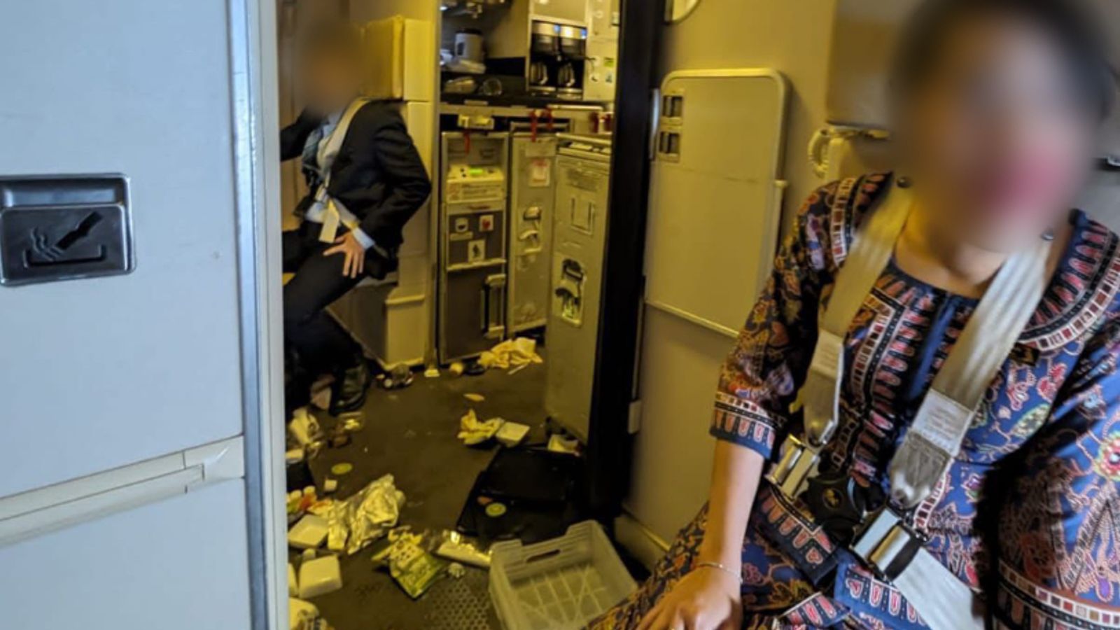Singapore Airlines: Passengers describe chaos of fatal turbulence ...