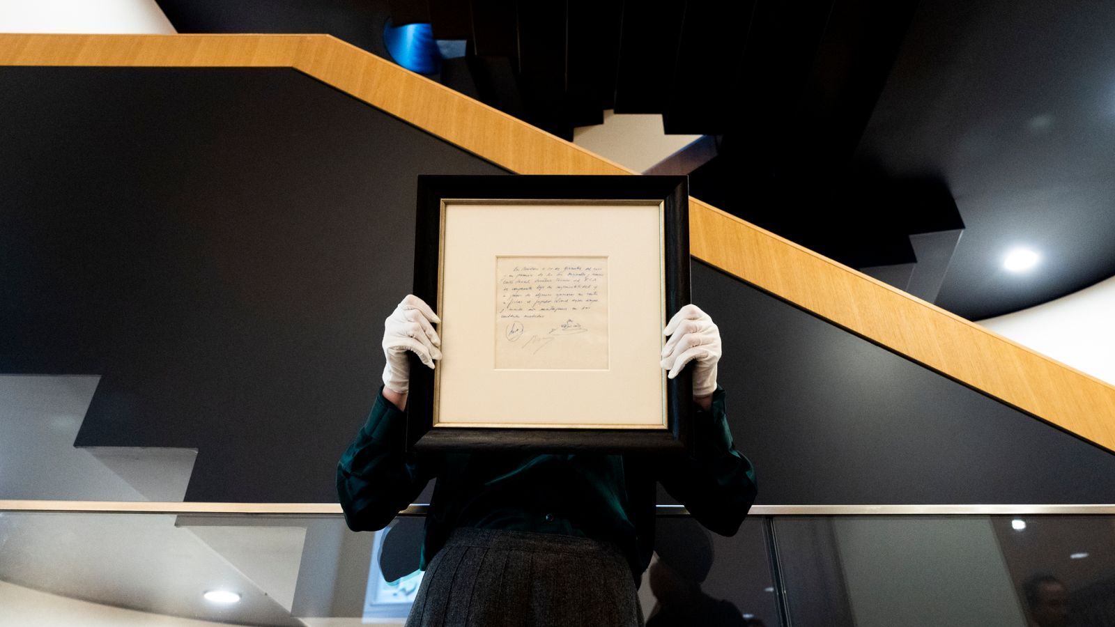 Lionel Messi: Napkin that sealed football legend's move to Barcelona ...