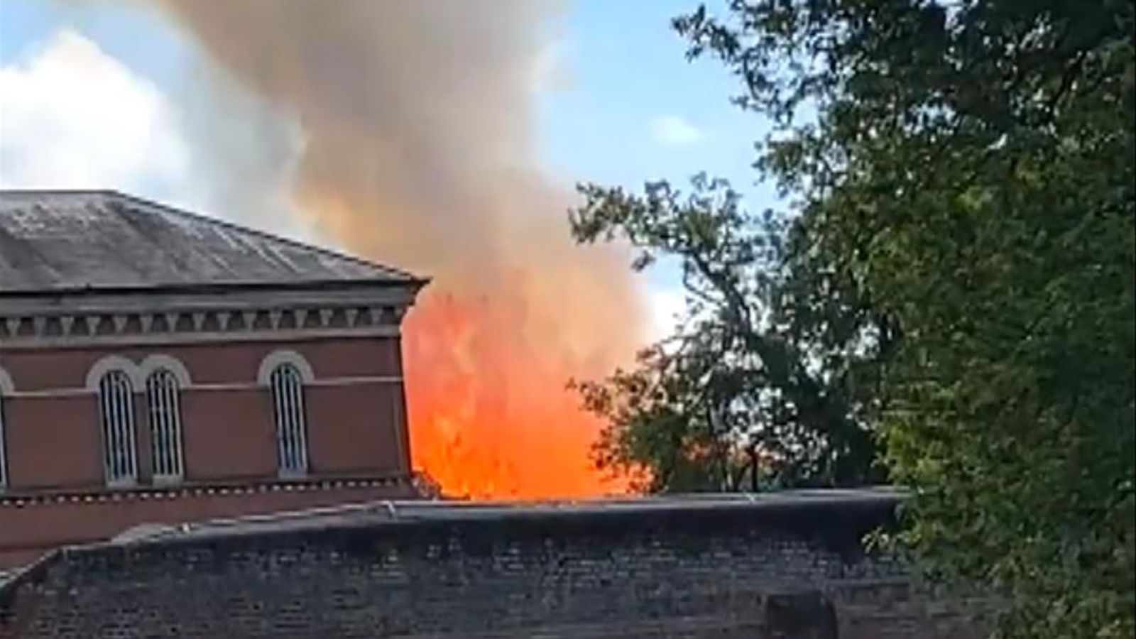 Fire breaks out at derelict site of old Broadmoor hospital | News UK ...