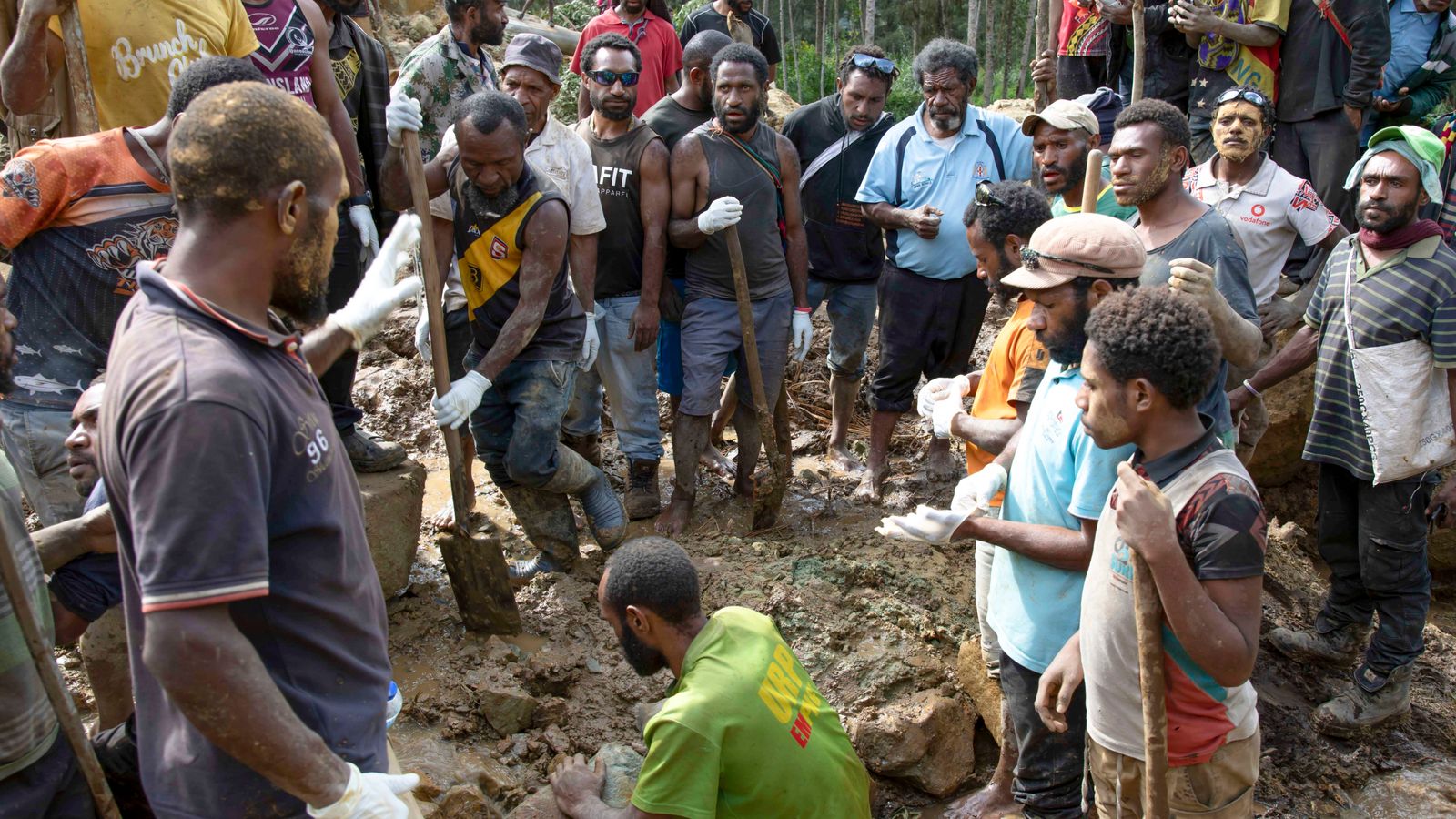 Papua New Guinea: Thousands evacuated from path of landslide as rocks ...