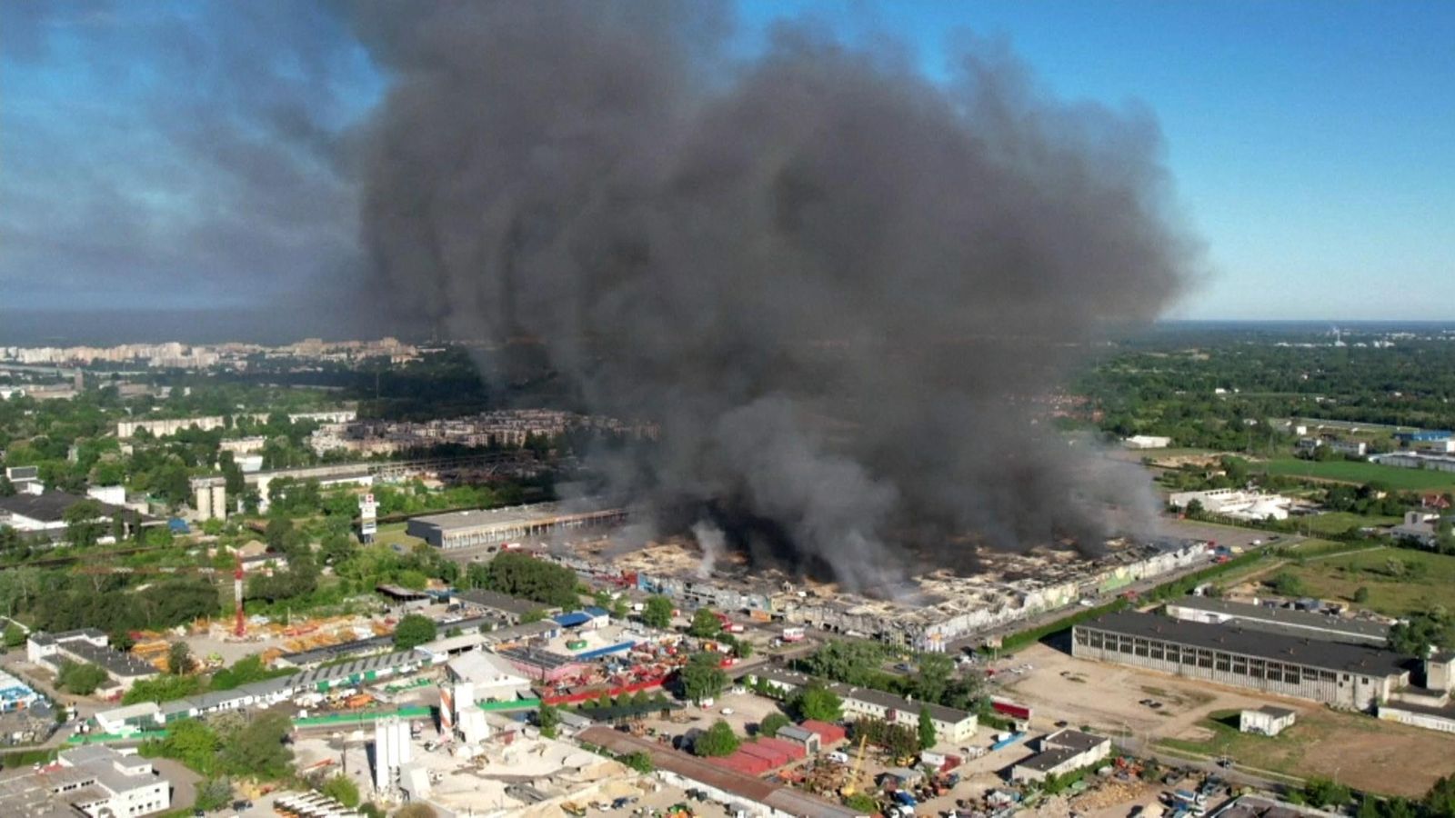 Poland: Fire destroys almost 1400 stores in Warsaw shopping mall ...