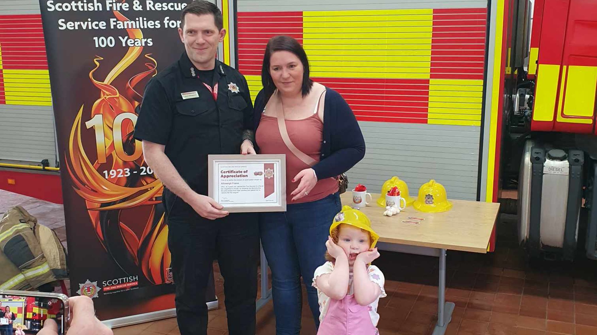 Two-year-old girl from Scotland saved her neighbours from flat fire ...