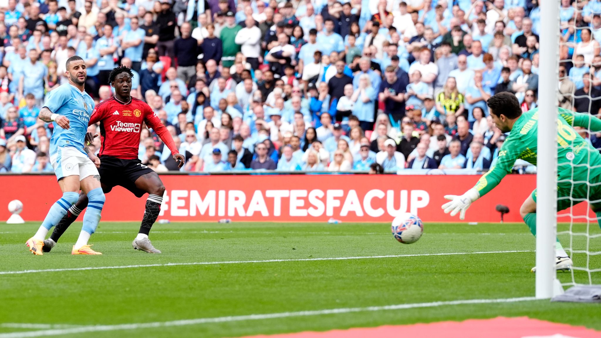 Manchester United win FA Cup after beating rivals Manchester City 2-1 ...