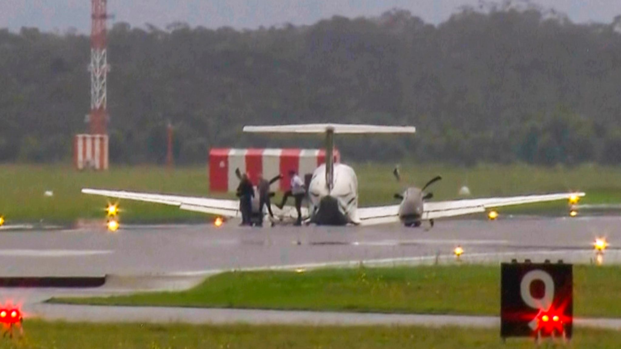 Plane touches down safely without landing gear after circling ...