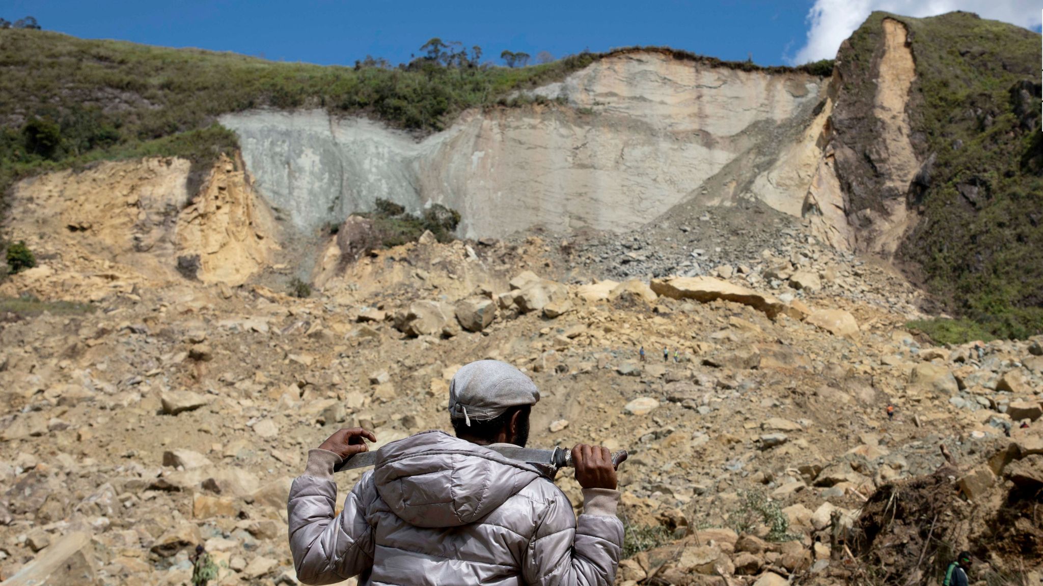Papua New Guinea: Thousands evacuated from path of landslide as rocks ...