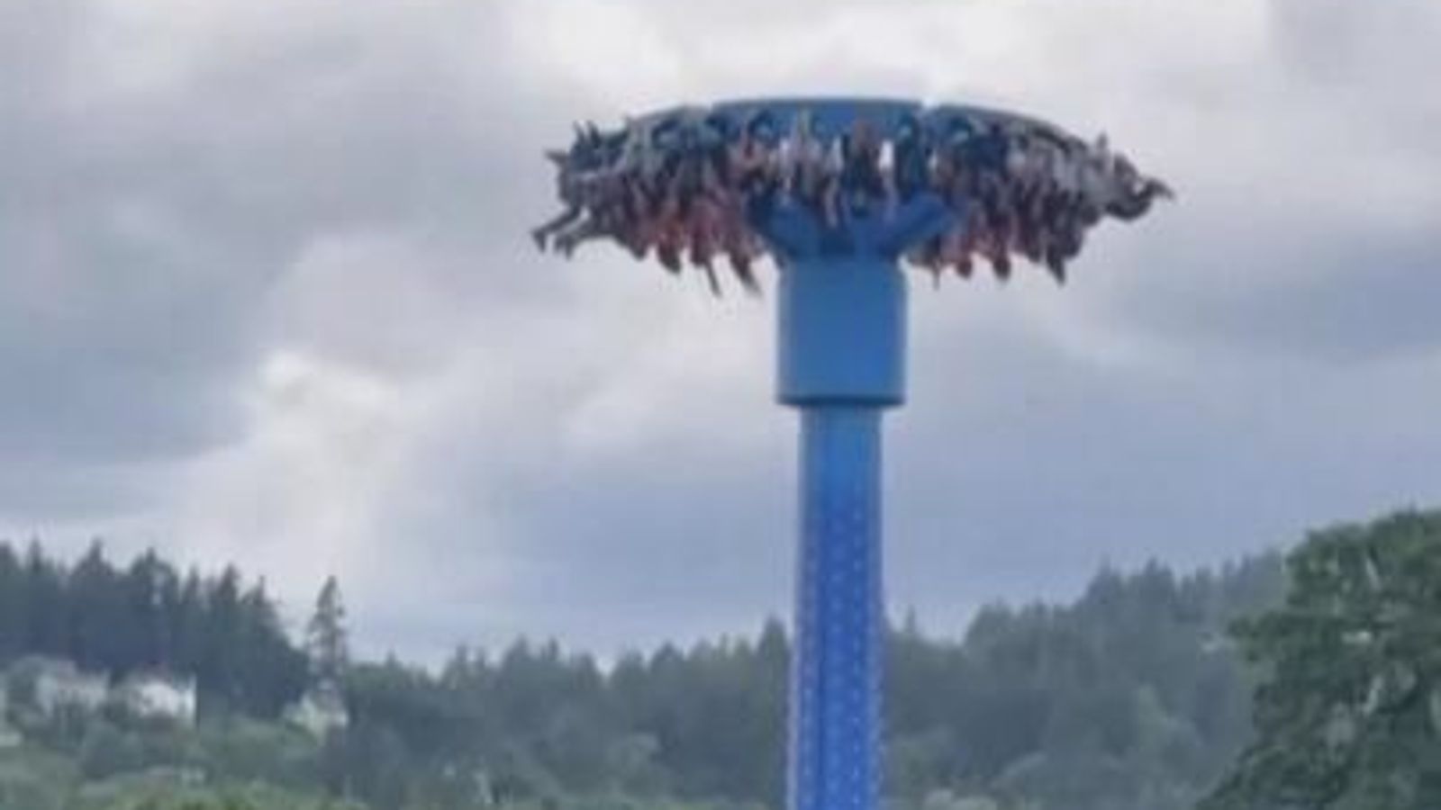 People left dangling upside down for half an hour on Oregon theme park ...