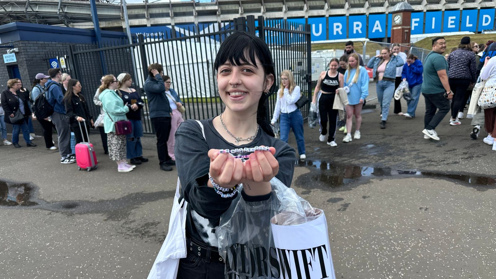 'I can't wait to breathe the same air'. Taylor Swift fans flock to ...