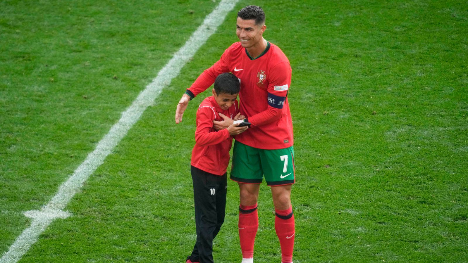 Pitch invaders keen for Cristiano Ronaldo selfies disrupt Turkey v ...
