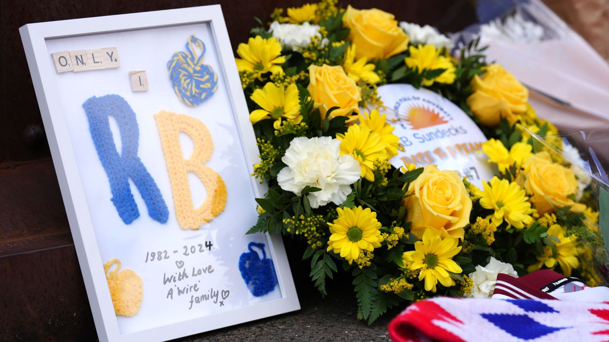 Rob Burrow: Rugby league and union fans pay tribute to former player ...