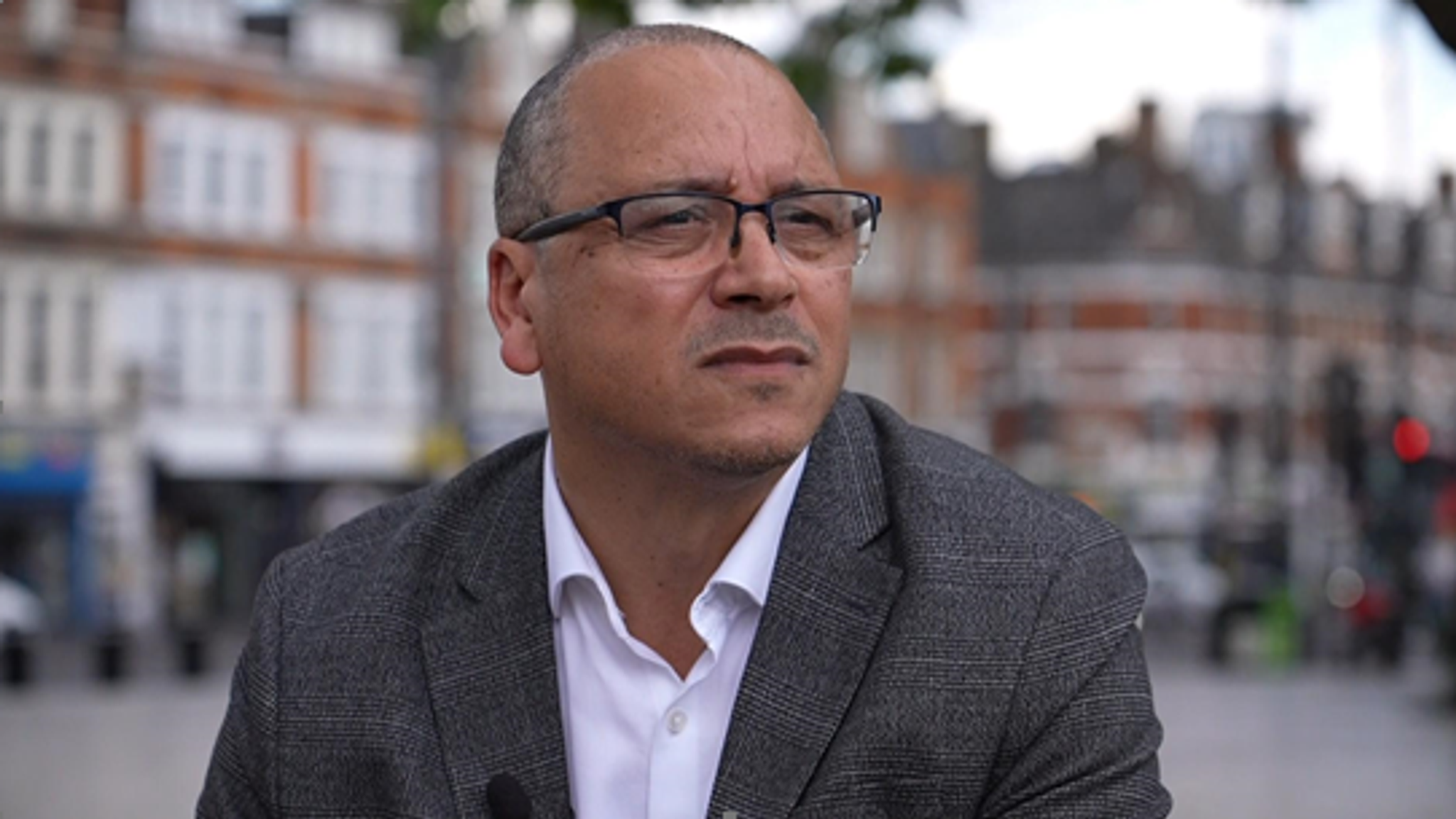 Windrush scandal: Campaigners demand citizenship for all victims in ...