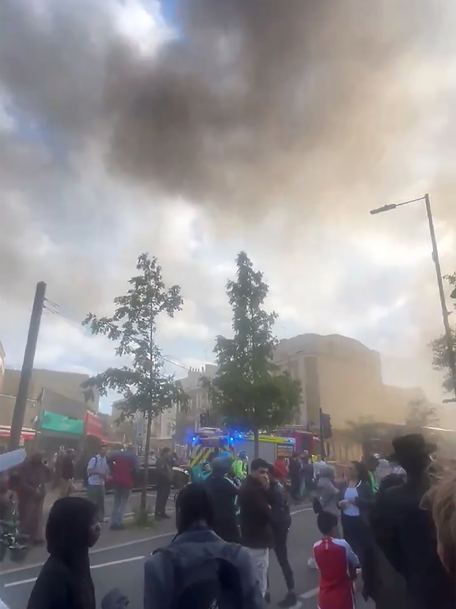 Hackney residents urged to stay indoors as smoke billows from flat fire ...
