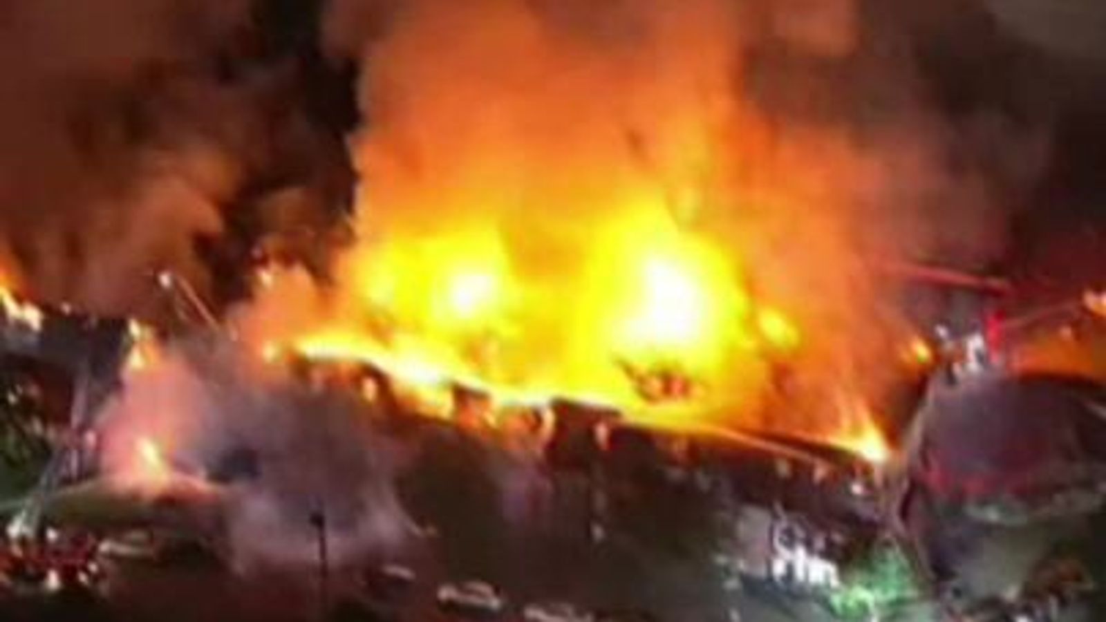 US: More than 130 firefighters responded to a large apartment building ...