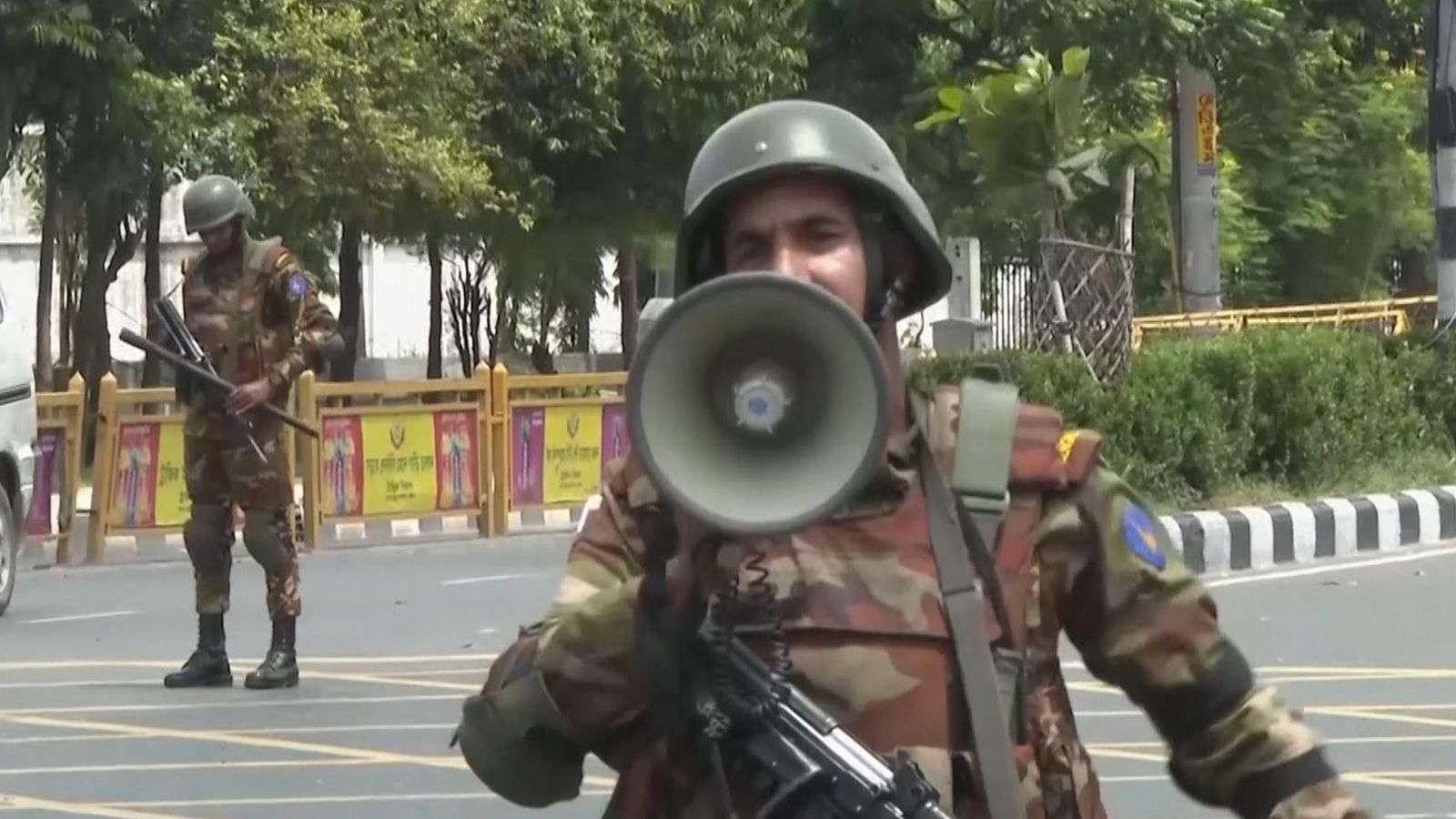 Bangladesh army patrol streets as deadly clashes over government jobs ...