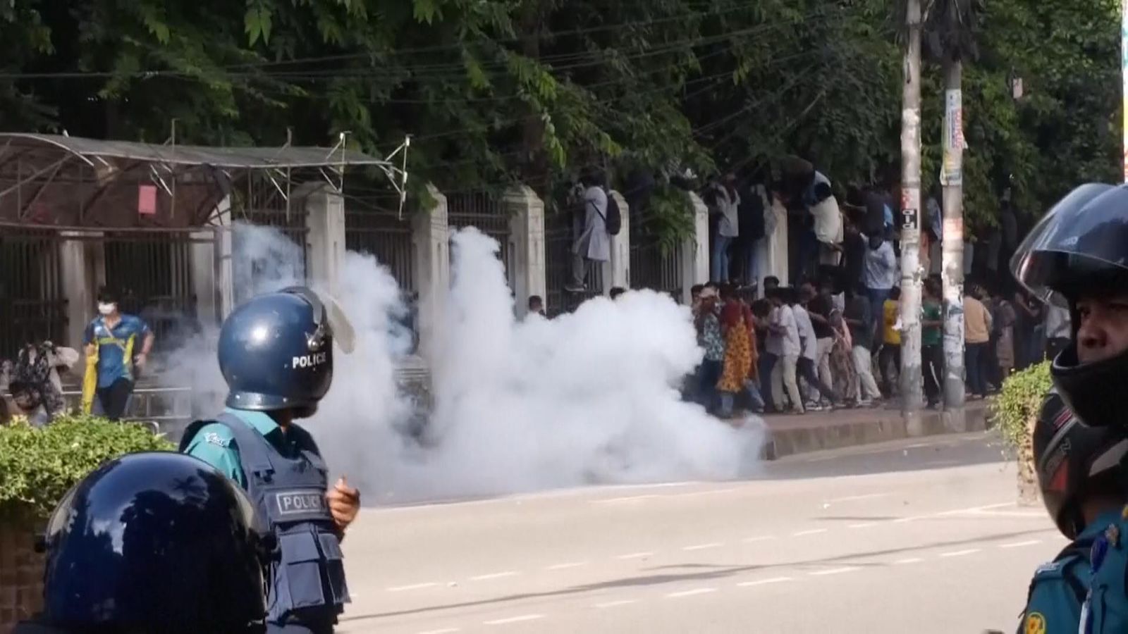 Bangladesh: Police shoot tear gas at student protesters at Dhaka ...