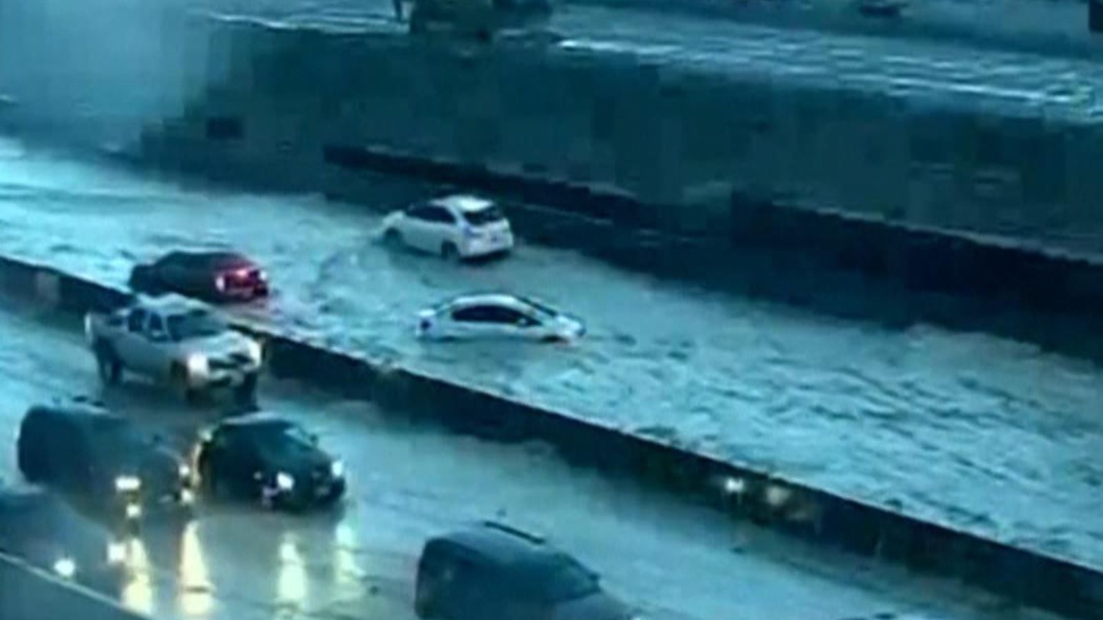 Texas: Drivers left stranded on highway after Dallas flash flood | US ...