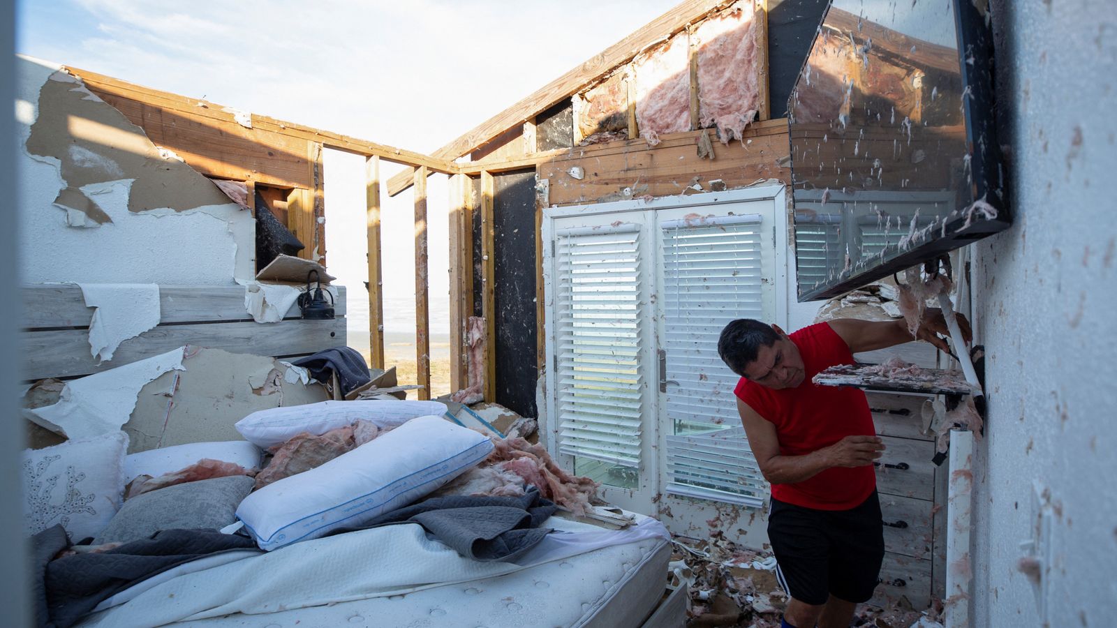 Hurricane Beryl tears through Texas and Louisiana, leaving at least ...