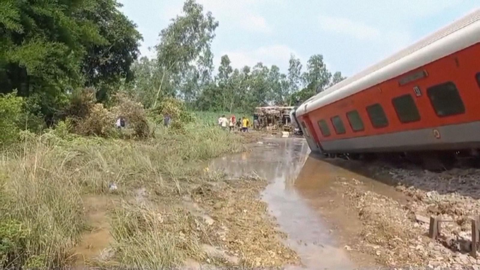 India: Passenger train derails in Gonda, India, injuring dozens on ...