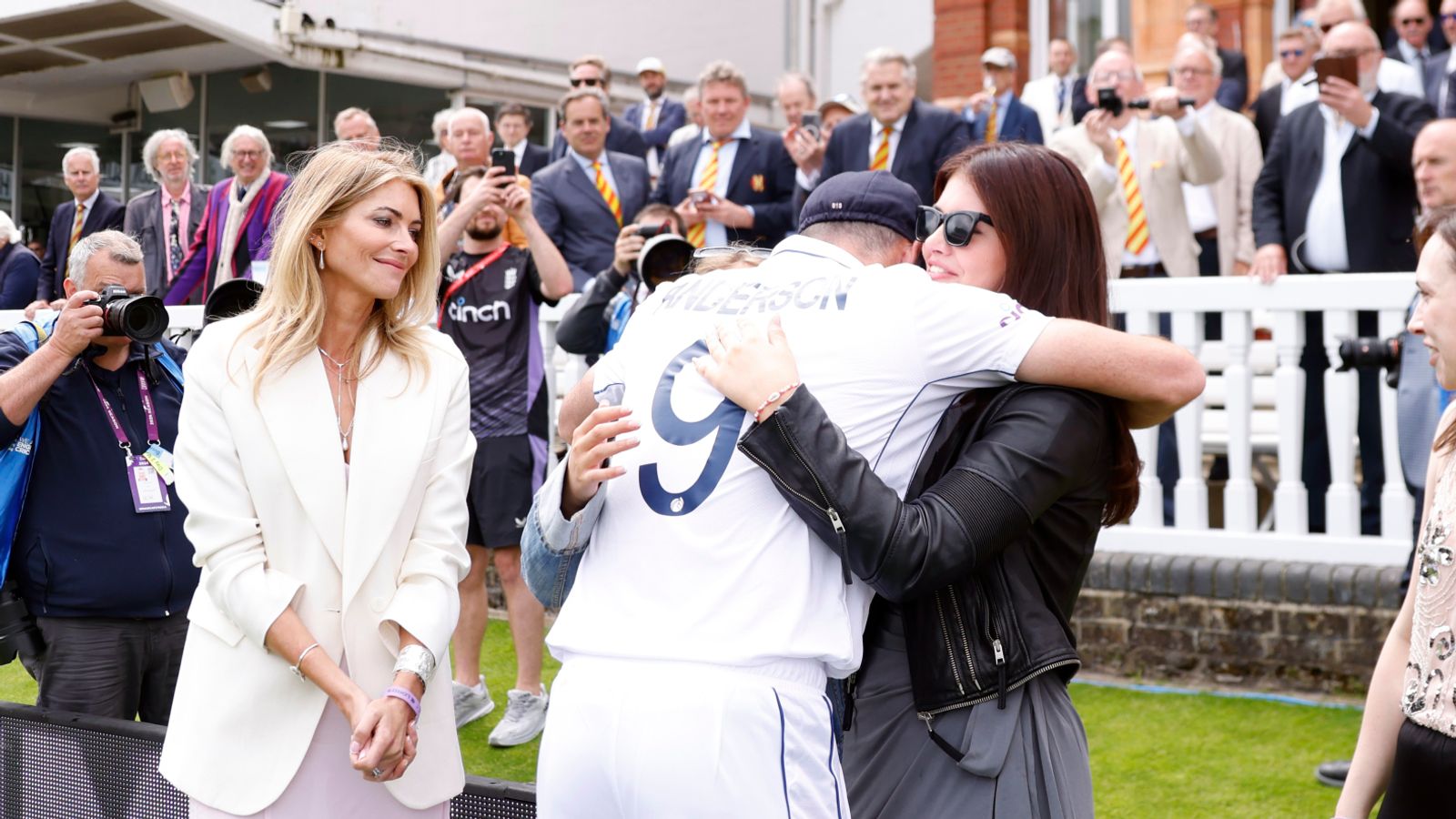 James Anderson's international career ends with England victory at Lord ...