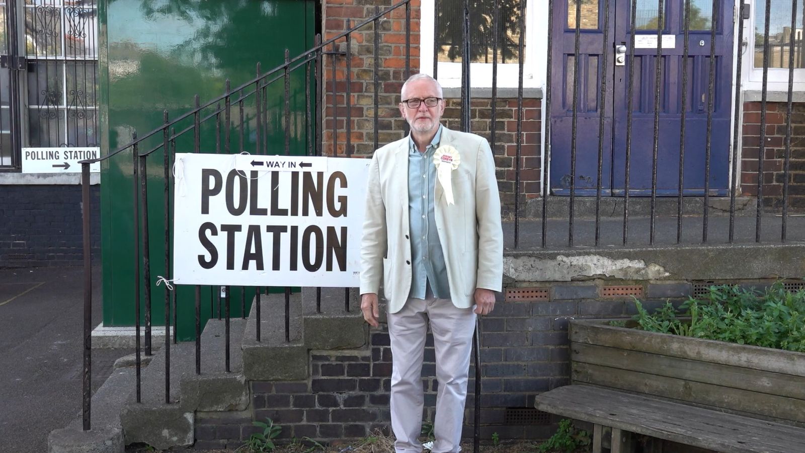 Jeremy Corbyn wins Islington North as independent candidate | News UK Video News | Sky News