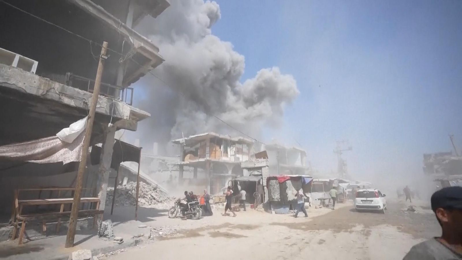 Hundreds flee Muwasi humanitarian zone in Southern Gaza after Israeli ...