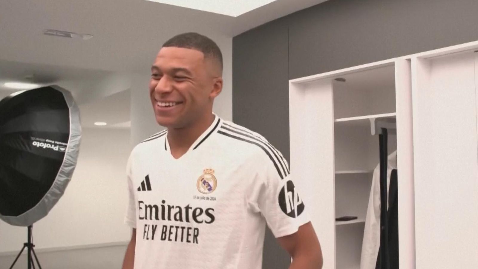 Real Madrid unveil Kylian Mbappe at a packed Bernabeu🚨 Conheça a ...