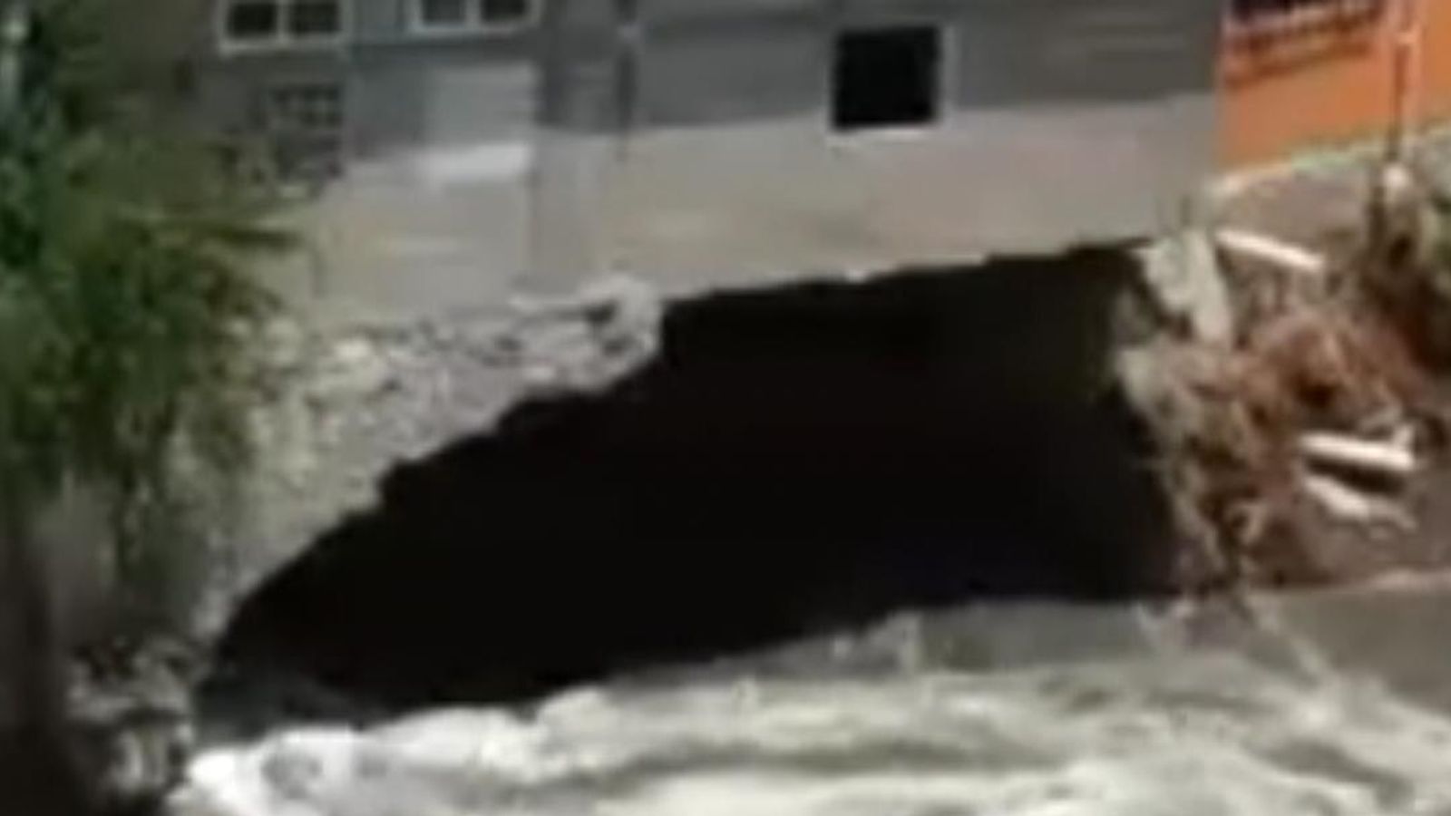 Mexico City: Residential building begins to crumble over flooded ...