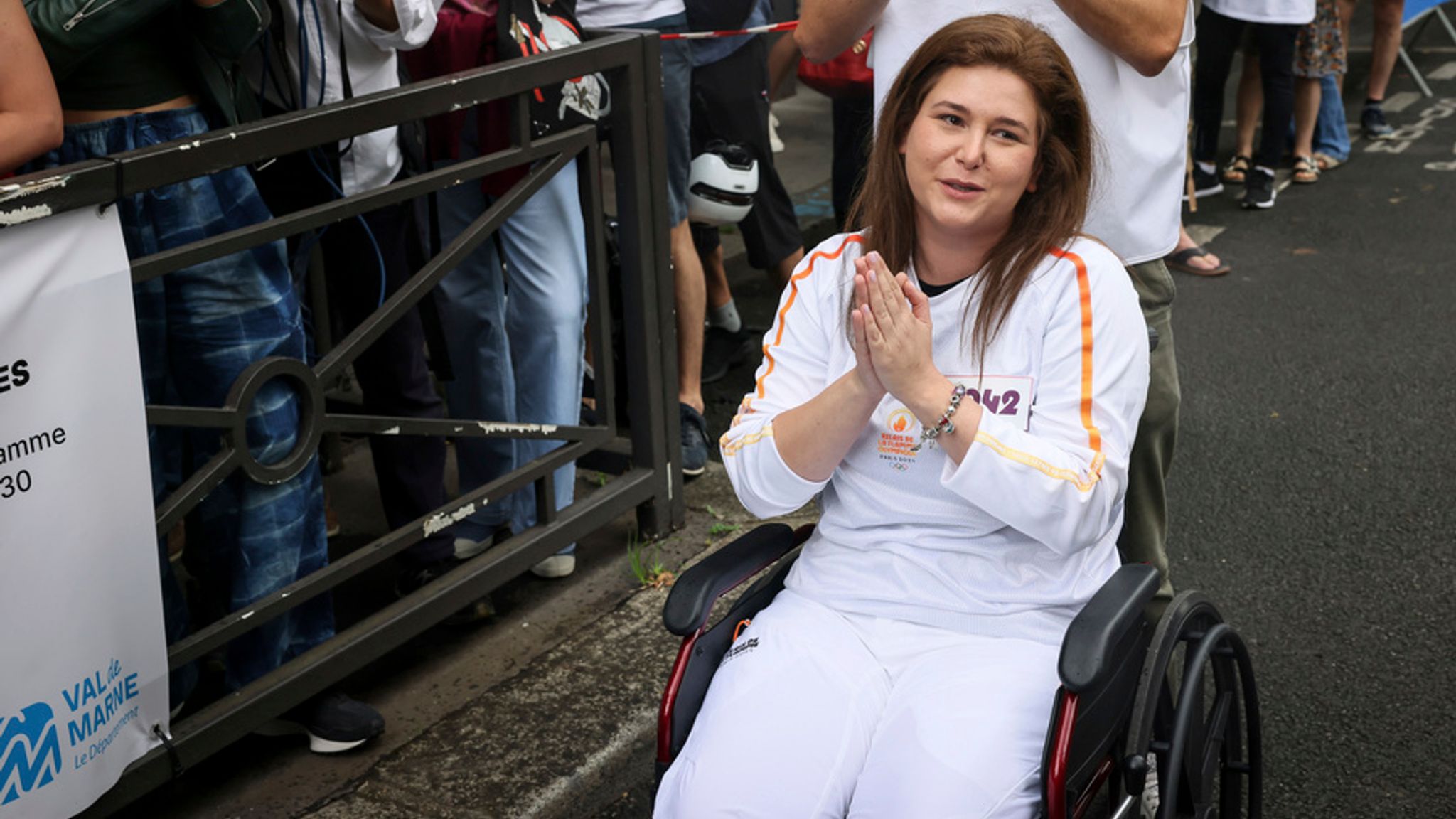 Journalist wounded in Israeli strike on Lebanon carries Olympic torch ...