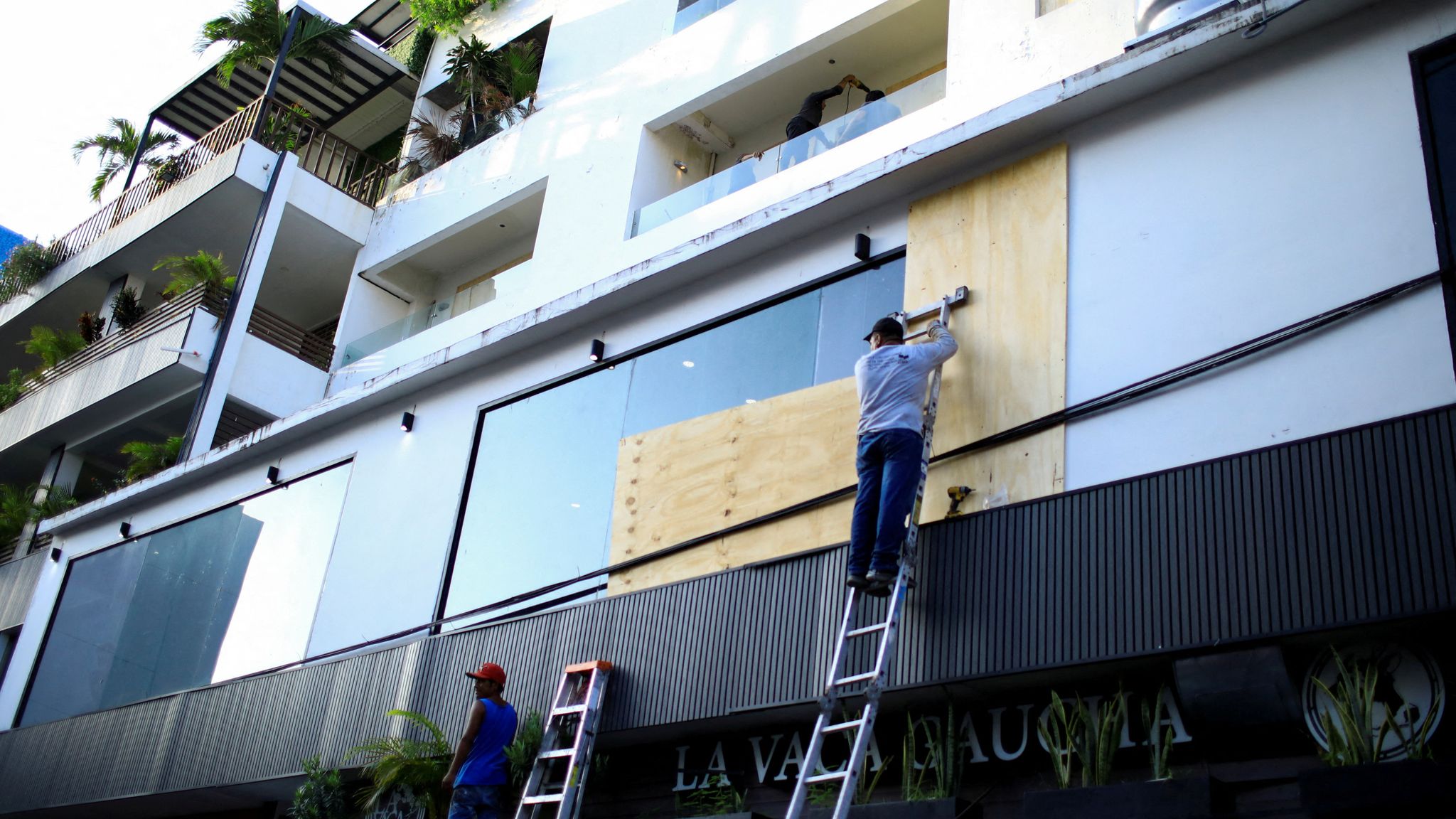 Hurricane Beryl: Storm heads towards Cancun as Royal Navy sends aid ...