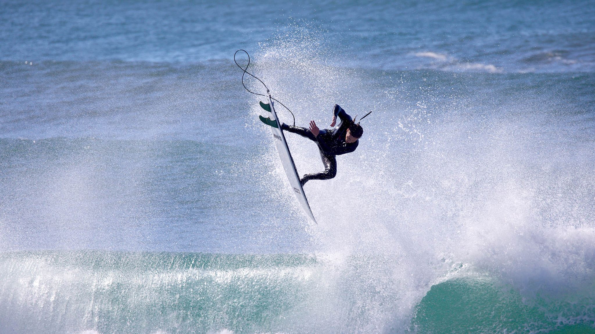 Médicos esperam recolocar perna de surfista que foi encontrada após ...