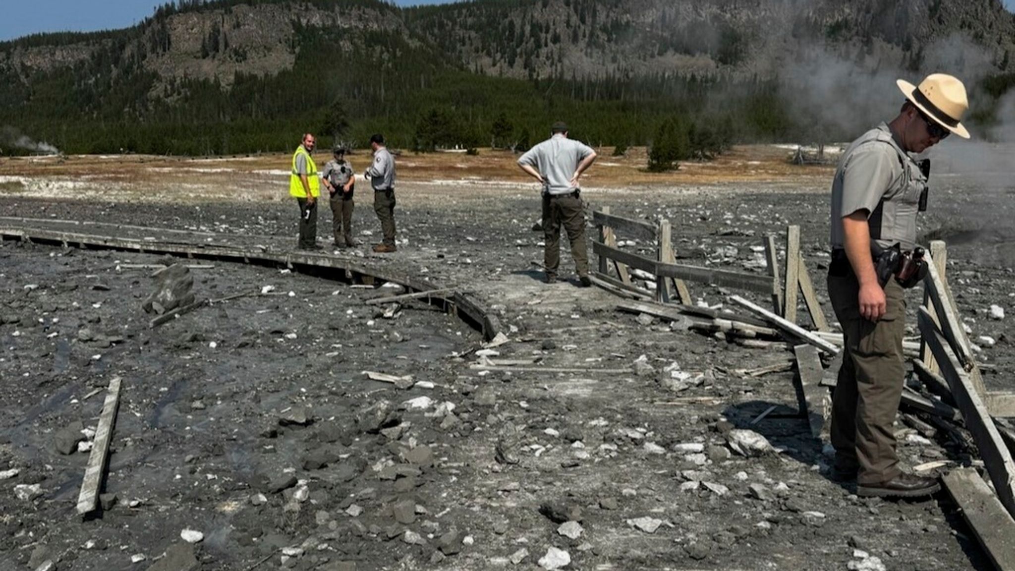 Explosion at Yellowstone National Park forces tourists to run for ...